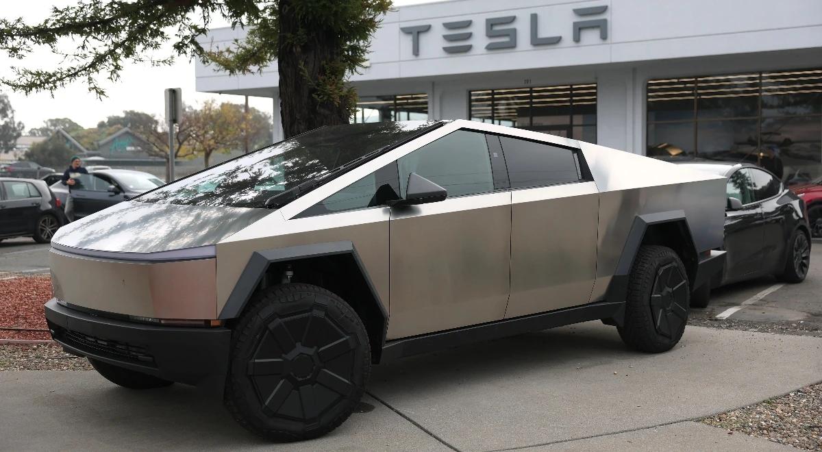 Parents of a college student trapped in a burning Tesla file a lawsuit
